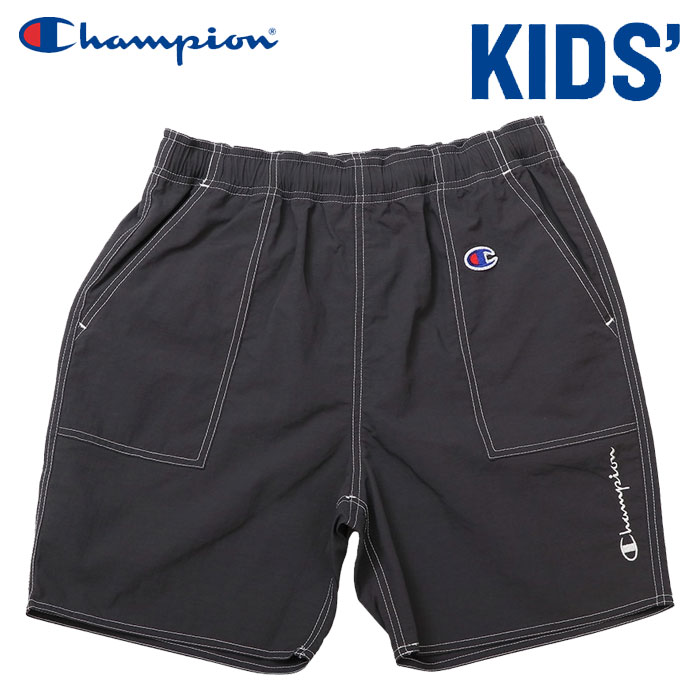 光沢の少ないマットな表面としわ感が特長の ナイロン100％の生地を使用した、一枚仕立てのシンプルなショーツです。 左前裾にChampion（チャンピオン）ロゴの刺繍入り。 縫製にホワイトの糸を用い、身生地の色と コントラストをつけているのが...