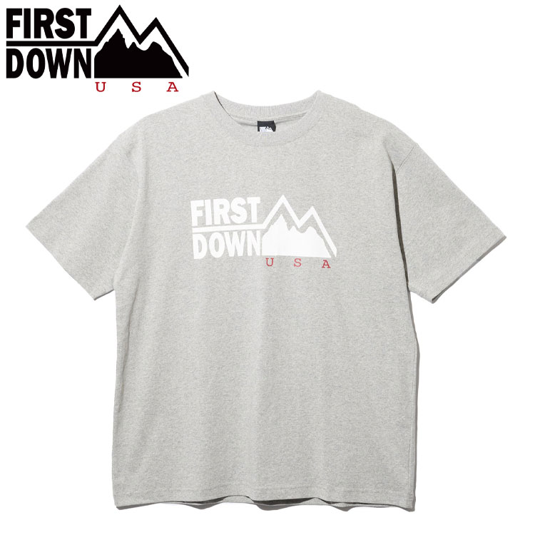【デザイン】 シンプルながらもインパクトのあるFIRST DOWN USAロゴをフロントに配置したTシャツ。 ユニセックスで着用可能なリラックスフィットシルエット。 【素材】 ドライな質感と程よいハリ感が特徴の天竺素材を使用。 洗濯を重ねて...