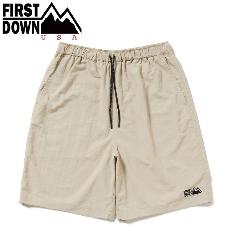【デザイン】 FIRST DOWN定番型のコジーショーツ。 軽量ナイロンを使用しており、サラッとした素材感で見た目にも涼し気な印象を与えてくれます。 カジュアルなデザインに実用的なディテールが施されており、ウエストにはスピンドルが付属し、フ...
