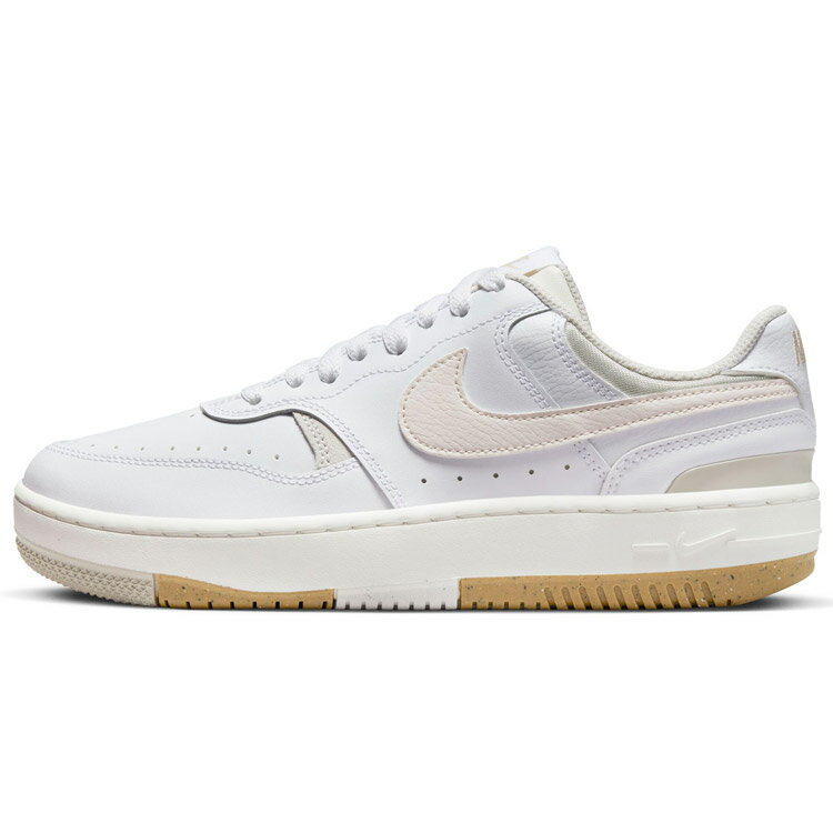 さまざまなレイヤーを重ねて広がりのあるスタイルを追求した、魅力満載の一足。快適な履き心地と万能性を兼ね備え、伝統のバスケットボールカルチャーをイメージしたシューズです。履き口の素材が歴史あるスポーツに敬意を表し、さりげないプラットフォームが...