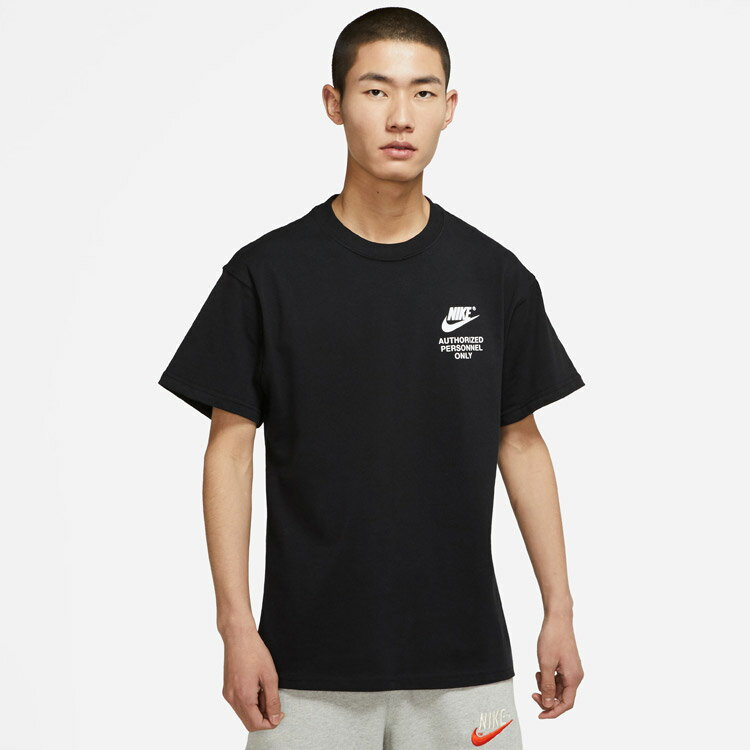 ナイキ スポーツウェア Tシャツは、厚手のコットンジャージーとマックス90のシルエットにより、特別な構造とデザインを実現。NBAのプレーヤーとスタッフのためにデザインされた入手困難なアパレルをイメージしたプリントディテールをあしらっています...