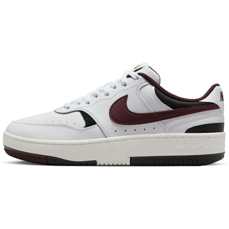 さまざまなレイヤーを重ねてスタイルと快適さを追求した、魅力満載の一足。 ガンマ フォースは、スエードに天然皮革と合成皮革を組み合わせて、定番のAF1シルエットを一新しました。 アウトソールのNike Grindのアクセントとヒールの光沢のあ...