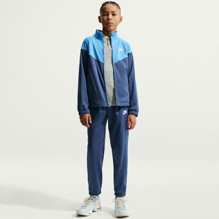 Nikeにとって、トラックスーツはマストアイテム。このツーピースのセットアップには、軽量のニット素材を使用。速乾性に優れたDri-FITテクノロジーを取り入れ、涼しく快適な着心地が持続します。Nike Dri-FITテクノロジーが、肌から汗...