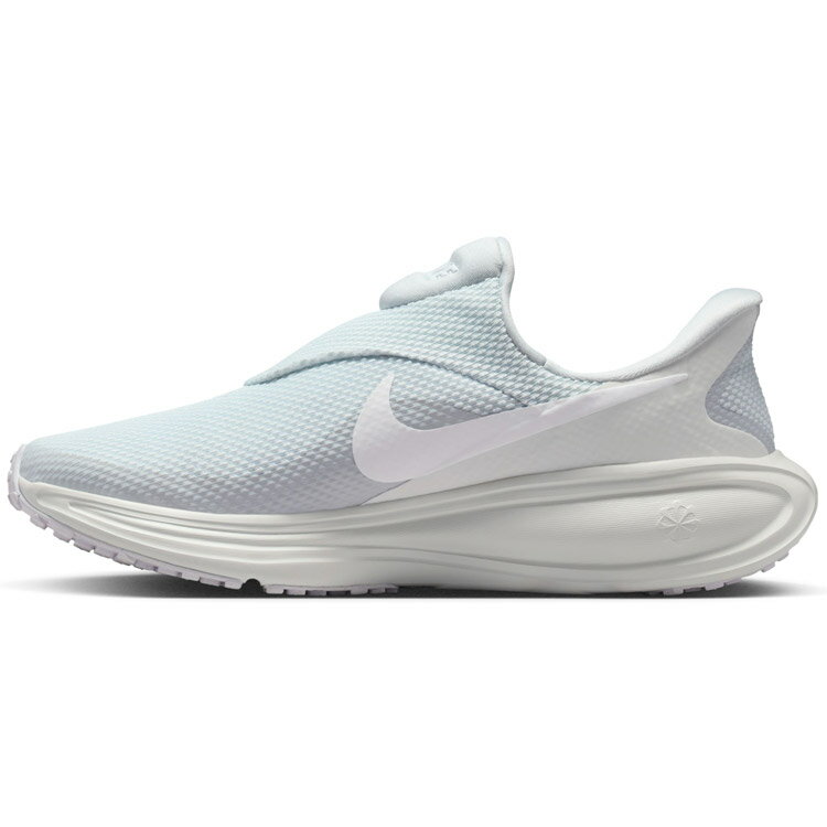 長く愛されているシューズを進化させたRevolution8。フォームミッドソールと柔軟性の高い前足部により、柔らかな履き心地を実現。足を踏み出すたびにクッション性を感じられます。さらに、メッシュのアッパーは従来のバージョンよりも通気性が向上...