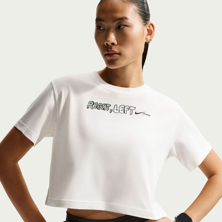 リズムよく走ろう。ゆったりとしたグラフィックTシャツで、自分らしく走りましょう。柔らかいコットンブレンド素材にNike Dri-FITテクノロジーを搭載。肌から汗を逃がす技術で、ハードな走りでもさらりと快適な状態をキープします。 特長 ・N...