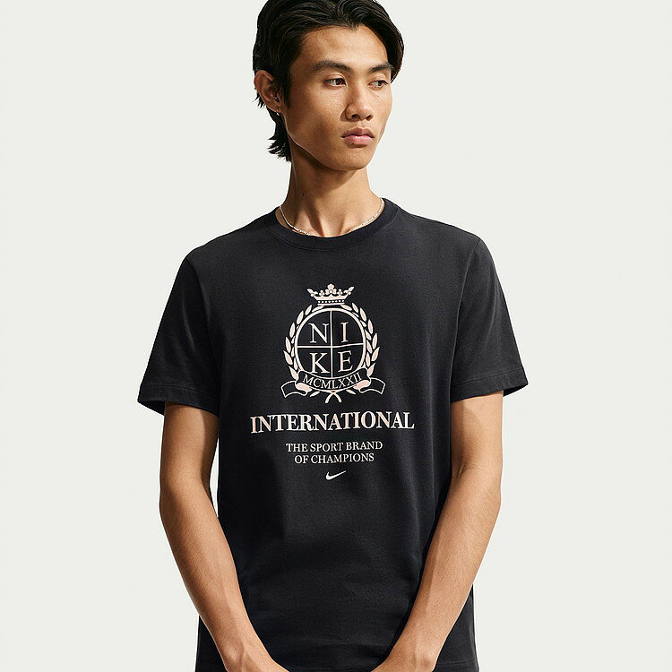 定番のTシャツに勝るものはありません。このTシャツは身頃にゆとりがあり、重ね着しやすいデザイン。軽量のコットン素材が、普段着に適した柔らかくて快適な着心地を提供。柔らかな軽量コットン素材は、普段着に最適。本体:綿 100%【メーカー取り寄せ...