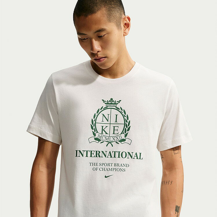 定番のTシャツに勝るものはありません。このTシャツは身頃にゆとりがあり、重ね着しやすいデザイン。軽量のコットン素材が、普段着に適した柔らかくて快適な着心地を提供。柔らかな軽量コットン素材は、普段着に最適。本体:綿 100%【メーカー取り寄せ...