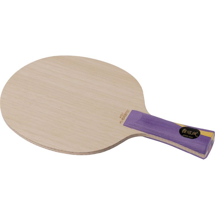 孫穎莎選手使用モデル5枚合板+アリールカーボン2枚のインナータイプ。孫穎莎選手の武器は抜群な打球感でスムーズなフォアハンドとバックハンドのコンビネーションを可能に。爆発力がありながらも柔軟性を備えたラケットです。グリップエンドのプレートには...
