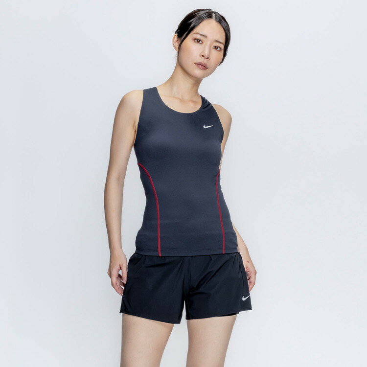 最もシンプルなNikeのベーシックコレクションは初めての1着にもピッタリ。気になる腰まわりを可愛くカバーする2in1パンツのフィットネス水着。トップスとボトムスを留められるスナップボタンがめくれを防いで安心。ブラカップ付属。ボトムスは裏地付...