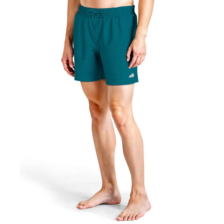 足元のエアフォース1のワンポイントが目を引くシンプルなボレーショーツ。さらっとした肌触りで軽い履き心地。リサイクル素材を使用。付属のドローコードによりウエスト調節が可能。股下7インチ(17.7cm)。サイドポケット、ヒップポケット付き。前後...