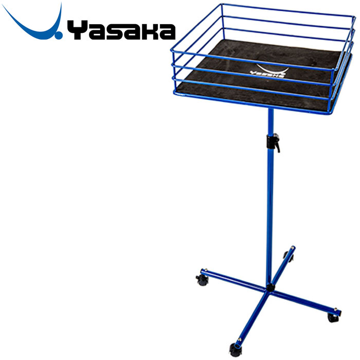 練習時の球出しをするときなどに使用するスタンドボックス。反発吸収スポンジを使用しているため、ボールの跳ね返りを防ぎます。また、傾斜が付いているのでボールを集めるのも便利です。本体重量：約4Kgサイズ：(カゴ)39×39×11cm、高さ70～...