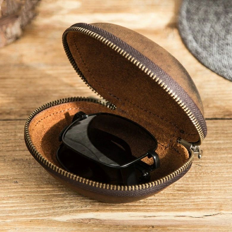 商品詳細 商品内容 眼鏡 収納 商品特徴 眼鏡収納 仕様 付属品：無し 素材:本革 生産国：中国 サイズ サイズ（cm）： 写真の通り ●形、色、質感が、商品ページ上と実物で異なって見える場合がございます。予めご了承くださいませ。 商品につ...