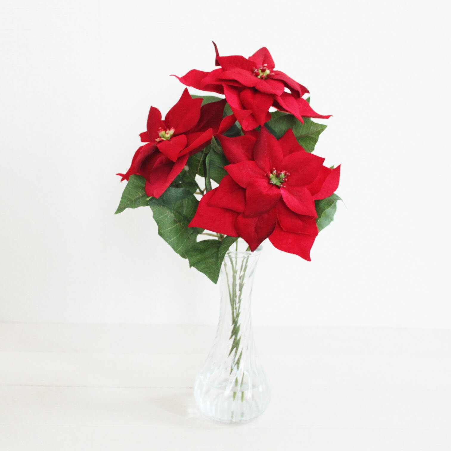 こちらの作品は受注生産になります。納期は1週間程度となります。ポインセチアのマジカルウォーターアレンジメント本物のお水に見えるのはマジカルウォーター（人工水）。樹脂で出来ていて、固まっているの傾けてもでこぼれません。 グリーンインテリアとし...