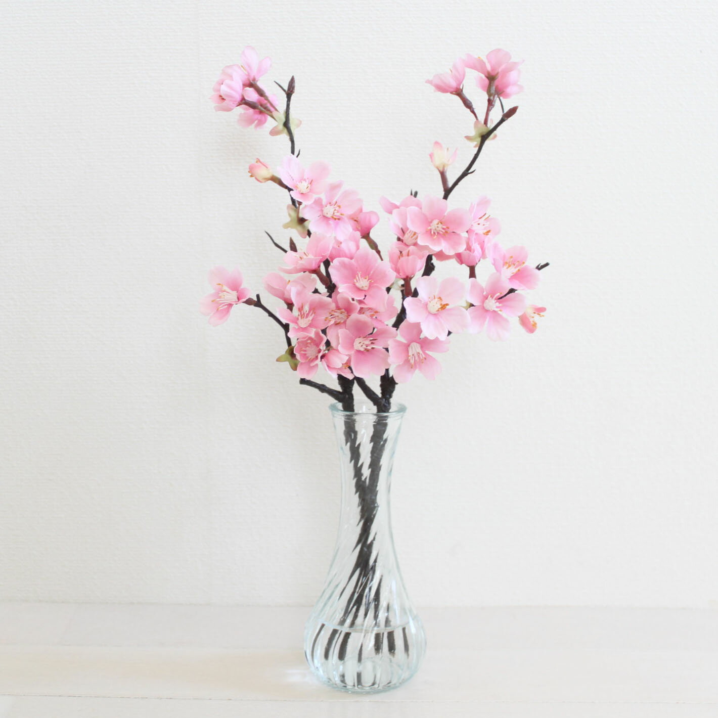 こちらの作品は受注生産になります。納期は1週間程度となります。マジカルウォーターアレンジメント本物のお水に見えるのはマジカルウォーター（人工水）。樹脂で出来ていて、固まっているの傾けてもでこぼれません。 グリーンインテリアとしてお勧めです。...