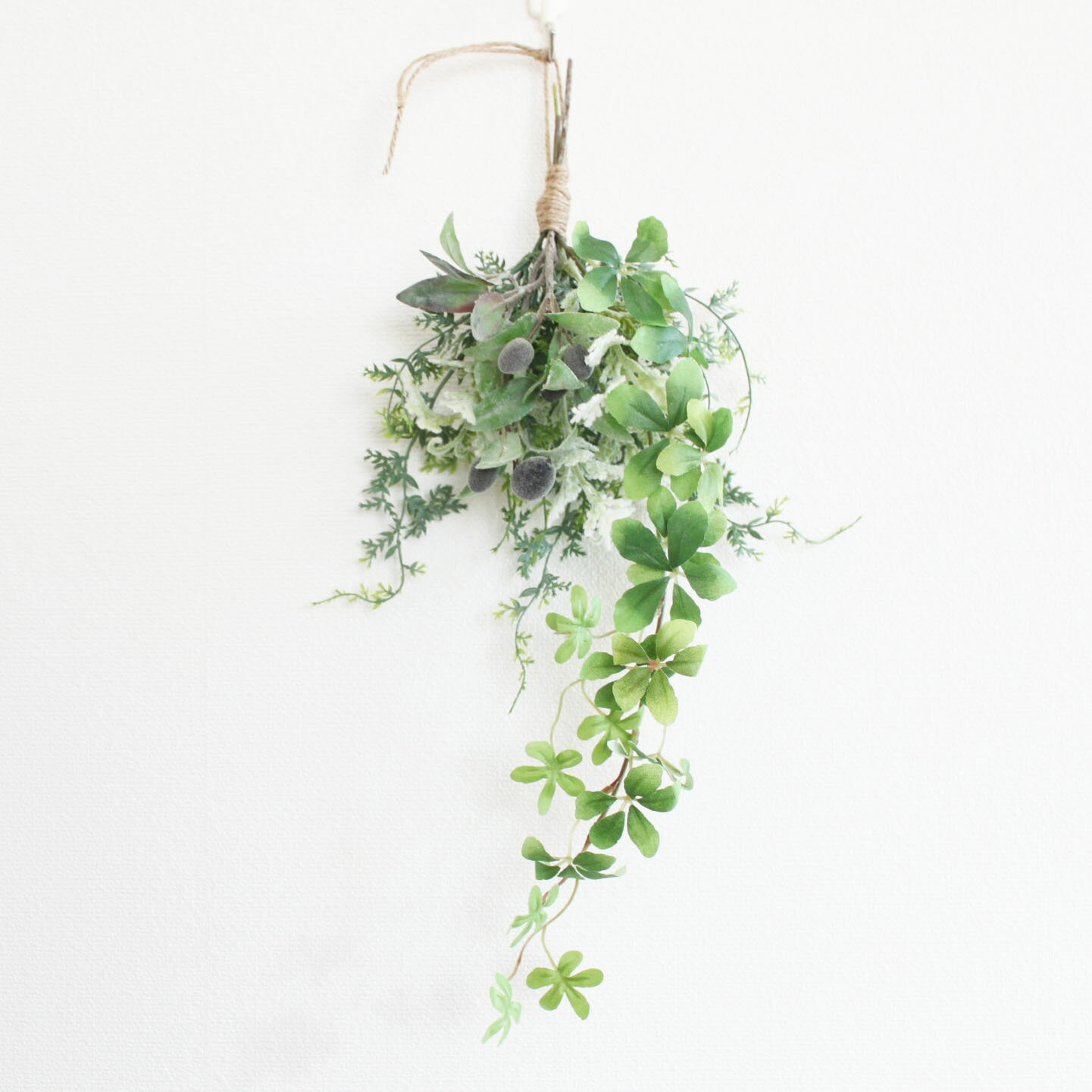 【サイズ】手のひらサイズのミニリースです 結び目から細い先端まで約28cm 横幅　約13cm サイズはお花やグリーンの曲がり具合で変わります。おおよその目安となります。 画像は質感を見せるためにアップで撮っているので大きく見えますが ミニサ...