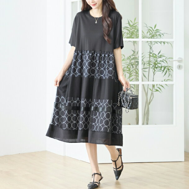 ベーシック×トレンド×エレガントが テーマで遊び心があり着回しのきく アイテムを取り揃えているメーカーです。 少しゆったりサイズのミセスに人気のブランド。 上品なドット柄が目を引く 大人可愛い切替ワンピース。 トップス部分はシンプルなデザイ...