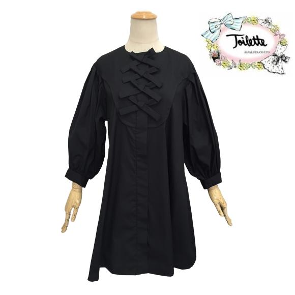 【toilette（トワレ）】 トワレは着る人が毎日Happyに過ごせる デザイン、素材、シルエットを追求しています。 ディリーウェアーを基本にさまざまなシーンで 活躍できるアイテムを展開しています。 ボリュームのあるタック袖が特徴的なロン...