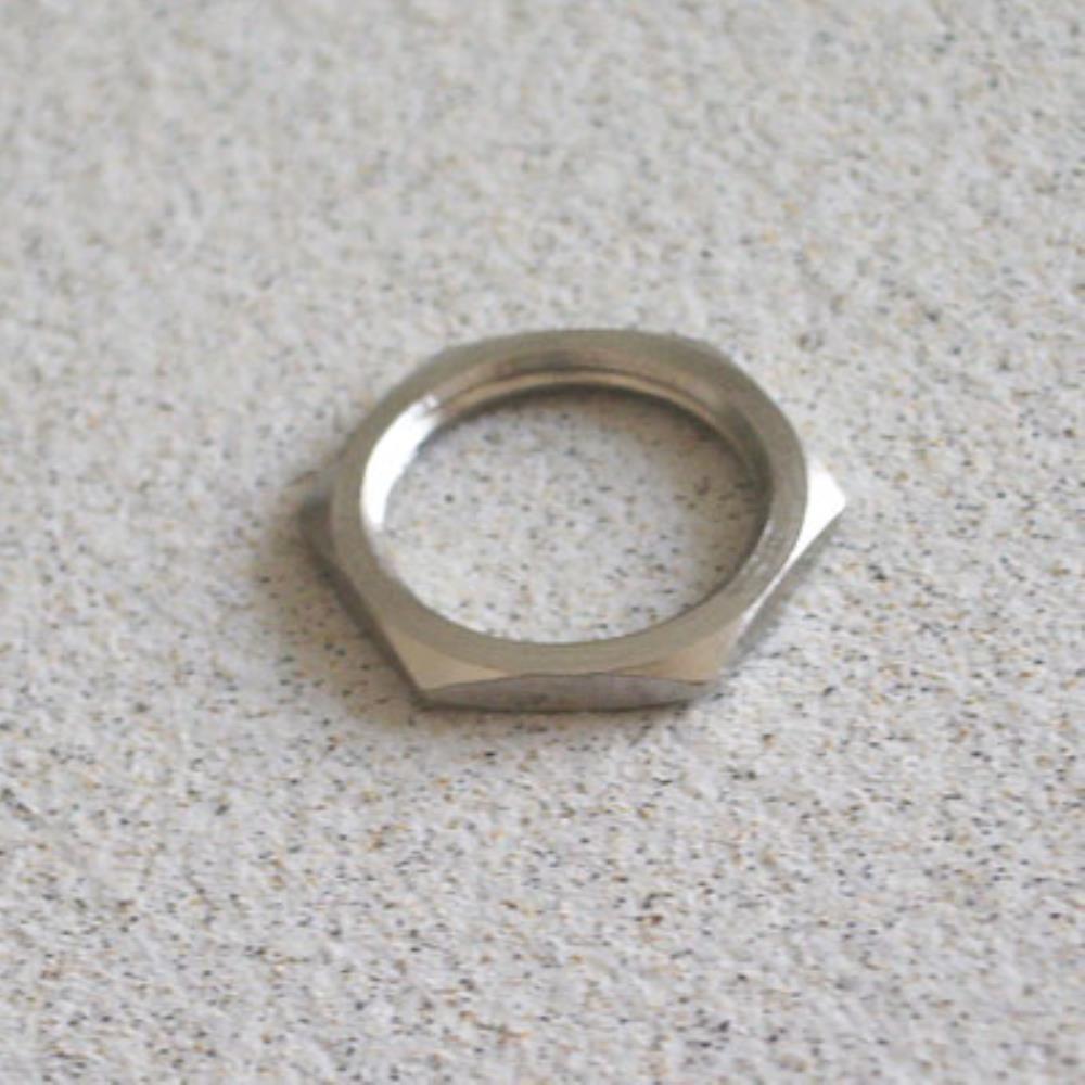 スイッチクラフト製トグルスイッチ用の純正六角ナットです。首の長いショートトグル、4 conductors endpin (Fishman純正にももちろん使用可能）の調整に有効です。