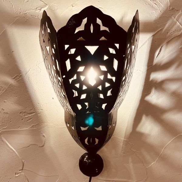 モロッコのアイアン壁掛けランプ（ウォールランプ）です。 壁にフックなどの金具で取り付けていただくタイプです。廊下や階段の踊り場などの白壁に特におすすめします。 漆喰や珪藻土の塗り壁との相性もピッタリです。コンセントタイプの場合は、黒色のコー...