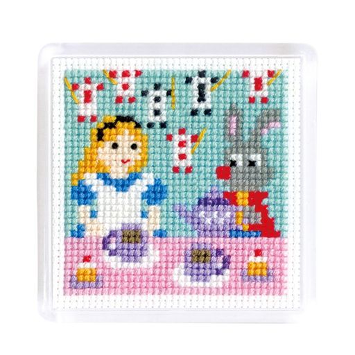 セット内容:25番刺繍糸、刺繍布(オリムパスNo.3900布アイーダ)、マグネット付アクリルケース、刺繍針、図案付説明書 用意するもの:はさみ 出来上がりサイズ:外径約縦6.4cmx横6.4cm、内径約縦5.8cmx横5.8cm 難易度:初...