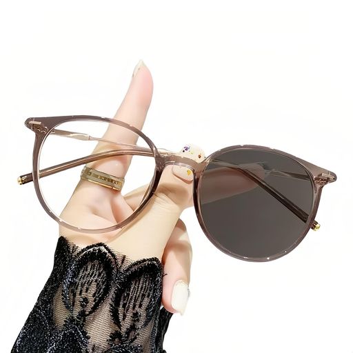 サイズ:レンズ横幅:51mm、レンズ縦幅:50mm、ブリッジ:18mm、テンプル:140mm、フロント幅:141mm、軽さ:12g(レンズを含めない重量) 変色調光機能:レンズが紫外線に反応して色が変わり、屋外ではサングラスのように暗くなり...