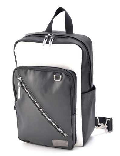 ■本体:タテ 約35cm / ヨコ 約22cm / マチ 約11cm ■ショルダーベルト:長さ 最短 約87.5cm ~ 最長 約108.5cm / 幅 約6.5cm ■本体開口(正面):長さ 約57cm ■正面ポケット:タテ 約27cm ...