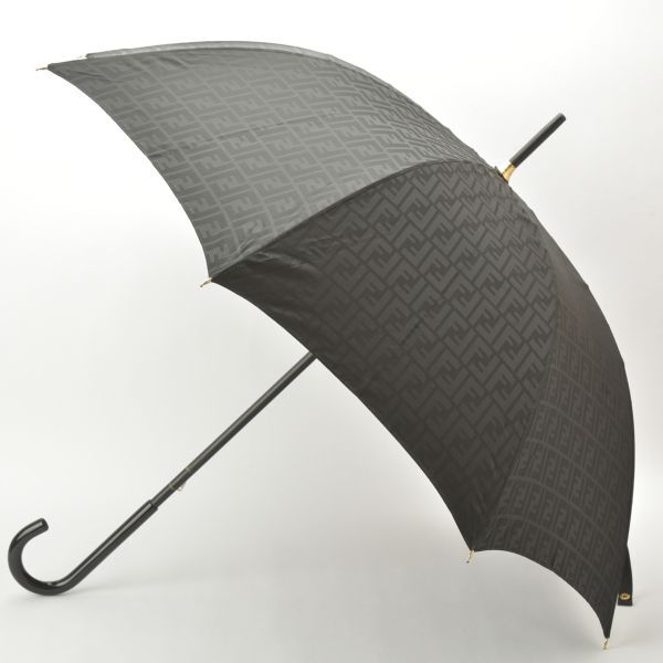 商品情報 フェンディの「ズッカ柄」が高級感あふれる長傘です。シックで上品な大人カラー。ただいま人気急上昇中の逸品です♪ 管理番号：080108-24ブランド名：フェンディ/FENDI 商品名：ズッカ 長傘 カラー：ブラック×ゴールド素材：ポ...