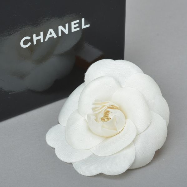 商品情報 管理番号：080325-28ブランド名：シャネル/CHANEL 商品名：フラワーブローチ/コサージュ カラー：ホワイトアイボリー素材：シルク繊維系サイズ(約)：直径8.5cm 仕様：ピン留め 付属品：外箱 状態：Aランク 本体…毛...