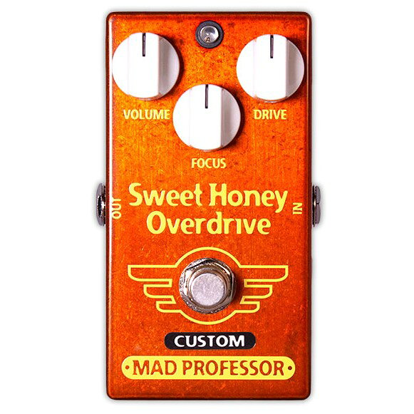 Sweet Honey Overdrive CUSTOM Fat Bee Modは、更にローエンドを引き上げたモデルです。 オリジナルモデルが持つ歪みのキャラクターはそのままに、より豊かなローエンドを感じていただく事ができるCUSTOMです...