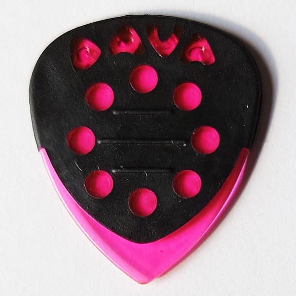 Grip Tips Gels Dava Controlをさらに発展させ、ラバーグリップでプラスチックピック部をマルチモールディングしたピックがGrip Tipsです。マルチゲージの特長はそのまま、コントロールの幅が拡がります。 Tip部に透...