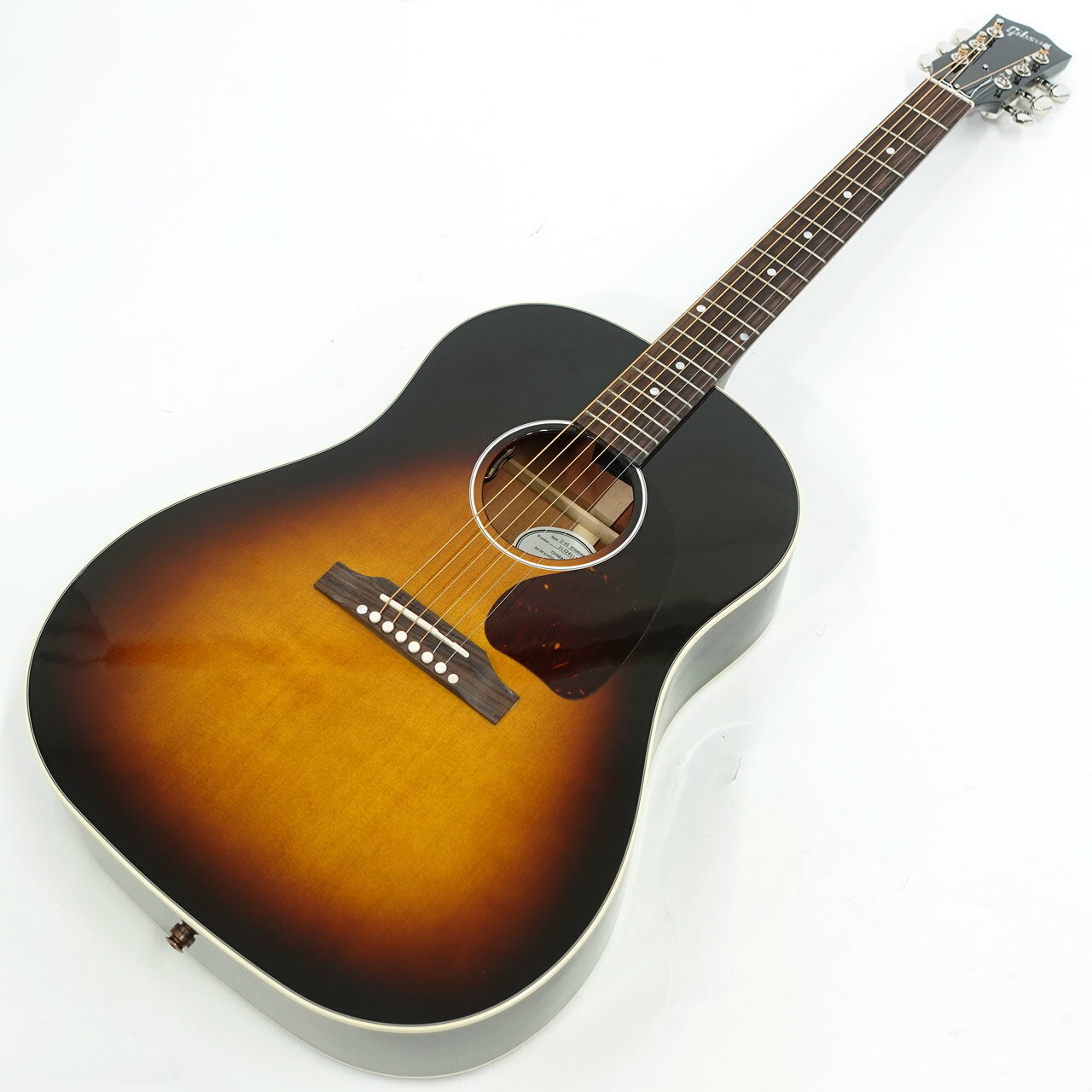 1942年に登場して以来、数多のトッププロがライブ&amp;レコーディングで使用し、今や説明不要の名器となったギブソンアコースティックを代表するモデル、J-45。 トップ材はシトカスプルース材、サイド＆バック材はマホガニー、ローズウッド指板...