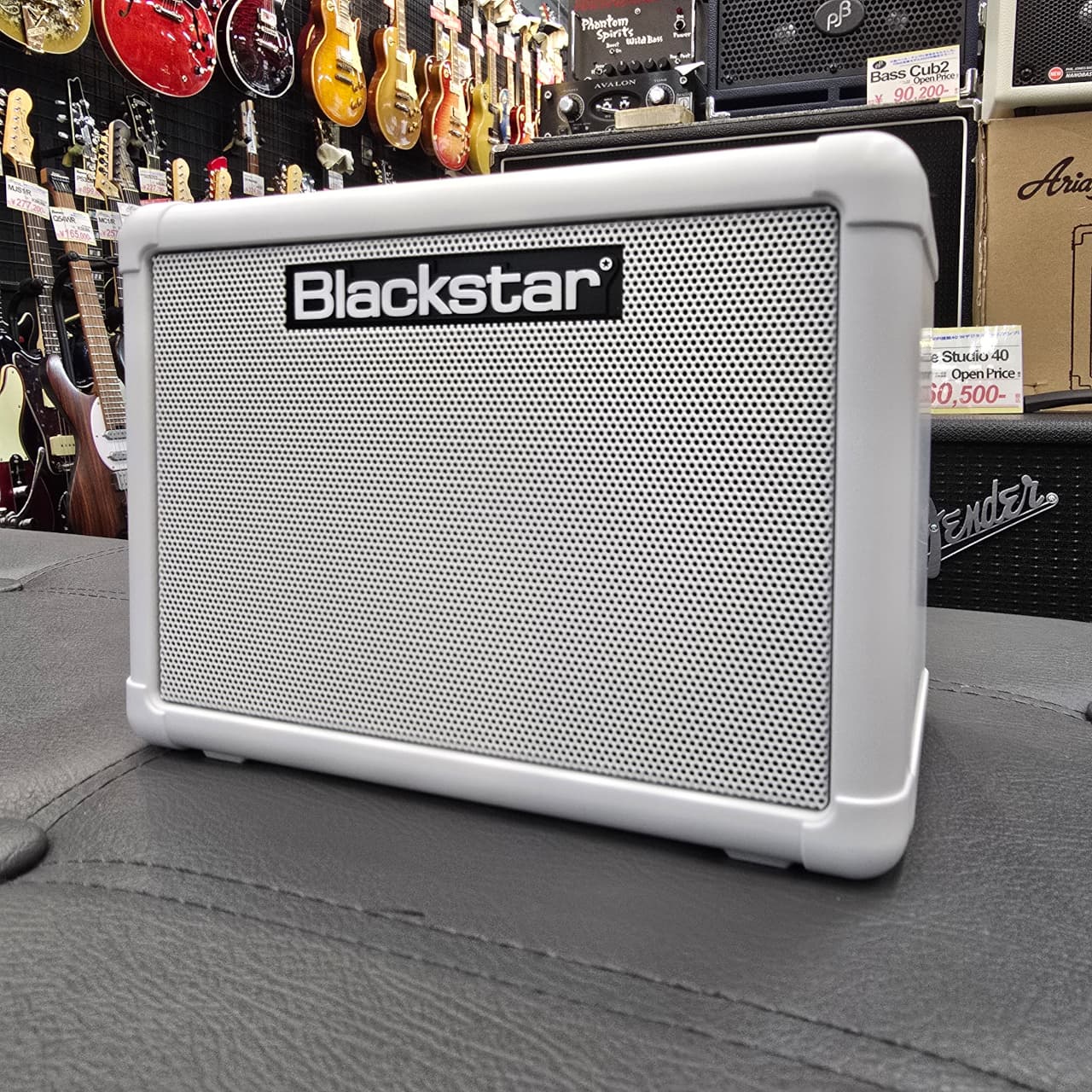 人気のFLY3にMonochromeカラーが登場！ Blackstar&nbsp;FLY3 Monochrome &nbsp; 人気のFLY3にMonochromeカラーが登場！ ※電池 アダプター は付属しておりません わずか3wながら迫...