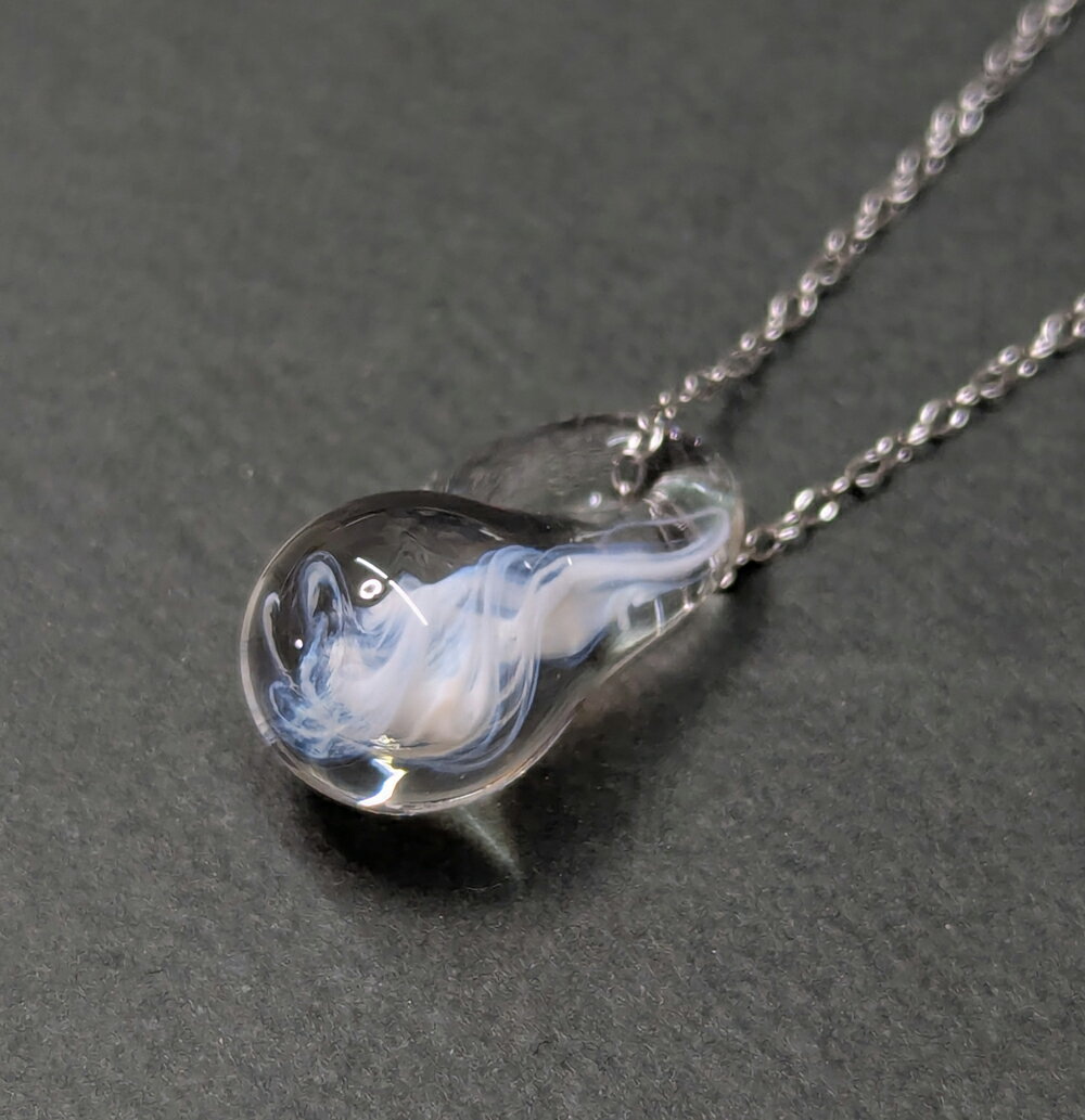 小さな遺骨ガラスのネックレス ティアドロップM 透明 しずく 手元供養 ペットロス 身近に感じられるアクセサリー Mサイズ 遺骨ガラスのネックレス 虹の橋glass ネックレス ペンダント 透明なしずくガラスに仕上げた遺骨ガラスです。遺骨と...