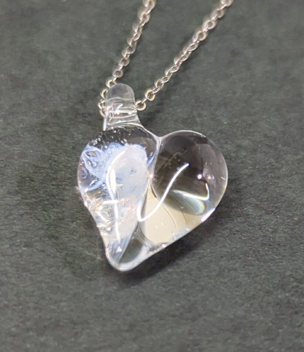 こころの形 遺骨ガラスのネックレス 透明 しずく 手元供養 ペットロス 身近に感じられるアクセサリー ハートのネックレス 遺骨ガラス 虹の橋glass heart ペンダント 遺骨ガラスと色ガラスでハートの形にしたネックレスです。遺骨とガラ...