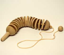 童具館(日本) 本体：380mm×60mm材質：ブナ、ナイロン紐 「びんざさら」の丸いバージョンのようなこの「じゃん」は、ナイロン紐に丸い板と木のビーズを交互に通してあります。ねんねのころにはベッドサイドに吊るしておいて、先端の持ち手のよう...