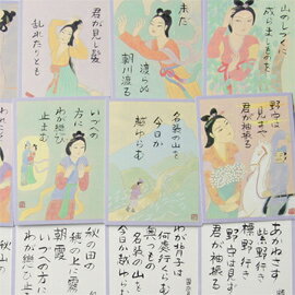 日本に現存する最古の歌集《 万葉集 》に詠まれた歌の中から50首を集めてかるたにしたものです。日本画家 鈴木靖将氏 による画・書で、昔の時代に思いを馳せることができるような優美な絵や書が魅力です。ブランドメーカー（国）奥野かるた店(日本)仕...