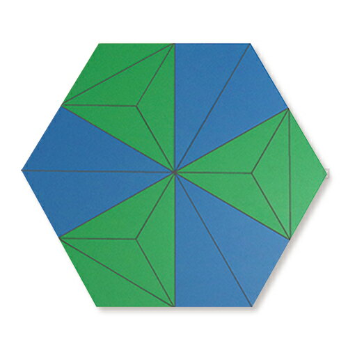童具館《ケルンモザイク45六角》は、大きさは一辺45mmを、色は三原色三補色の明清色（三原色三補色などの純色に白を混ぜた色）を基本に構成されています。抽象的に並べてみたり、あるいは具象的に形を作ってみたりして色や形の構成を楽しみます。そうす...