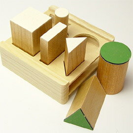 童具館(日本) 収納箱外寸:9cm×9cm×3cmスタンプ:30mm基尺・高さ:4cmケース材質:アガチス＋シナベニアスタンプ材質:樺・ネオセルゴムスタンプ内容:円・小円・正方形・長方形・正三角形・直角二等辺三角形 通常ゴム印では、印面が持...