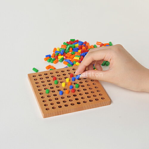 プラスティック製の小さなペグを並べて模様や絵をつくって遊びます。盤には10x10の穴があいているので、足し算や掛け算などの計算を視覚的にとらえることにも役立てることができます。ブランドメーカー（国）Dusyma/デュシマ社(ドイツ)仕様盤:...