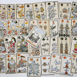 版画家 川上澄生によって昭和14年に製作された木版画『とらむぷ繪』がトランプの形で復刻されました。（オフセット印刷）当時トランプには「骨牌税」という税金がかかり手続も面倒だったことから『とらむぷ繪』として柳宗悦により「工藝」に紹介されました...