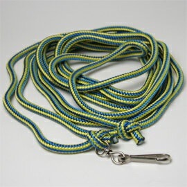 体を動かして遊ぶための遊び道具を得意とする、ドイツ・Rathgeber GmbH社（emwe）のとびなわです。長めの5mロープですので複数人で飛ぶことができます。片側には金物がついており、適当な箇所に引っ掛ければロープを回す人はひとりでもO...