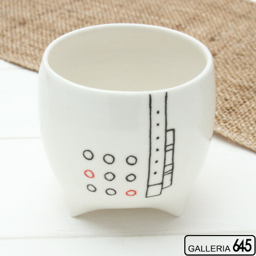 丸い形に三つの足が何ともかわいらしいコップです。 形はかわいいだけでなく、安定感と手に馴染む感じも良い感じです。 絵柄が違う物もあるのでお好みの絵柄をどうぞ。 商品詳細 ------------------------------ 商品コー...