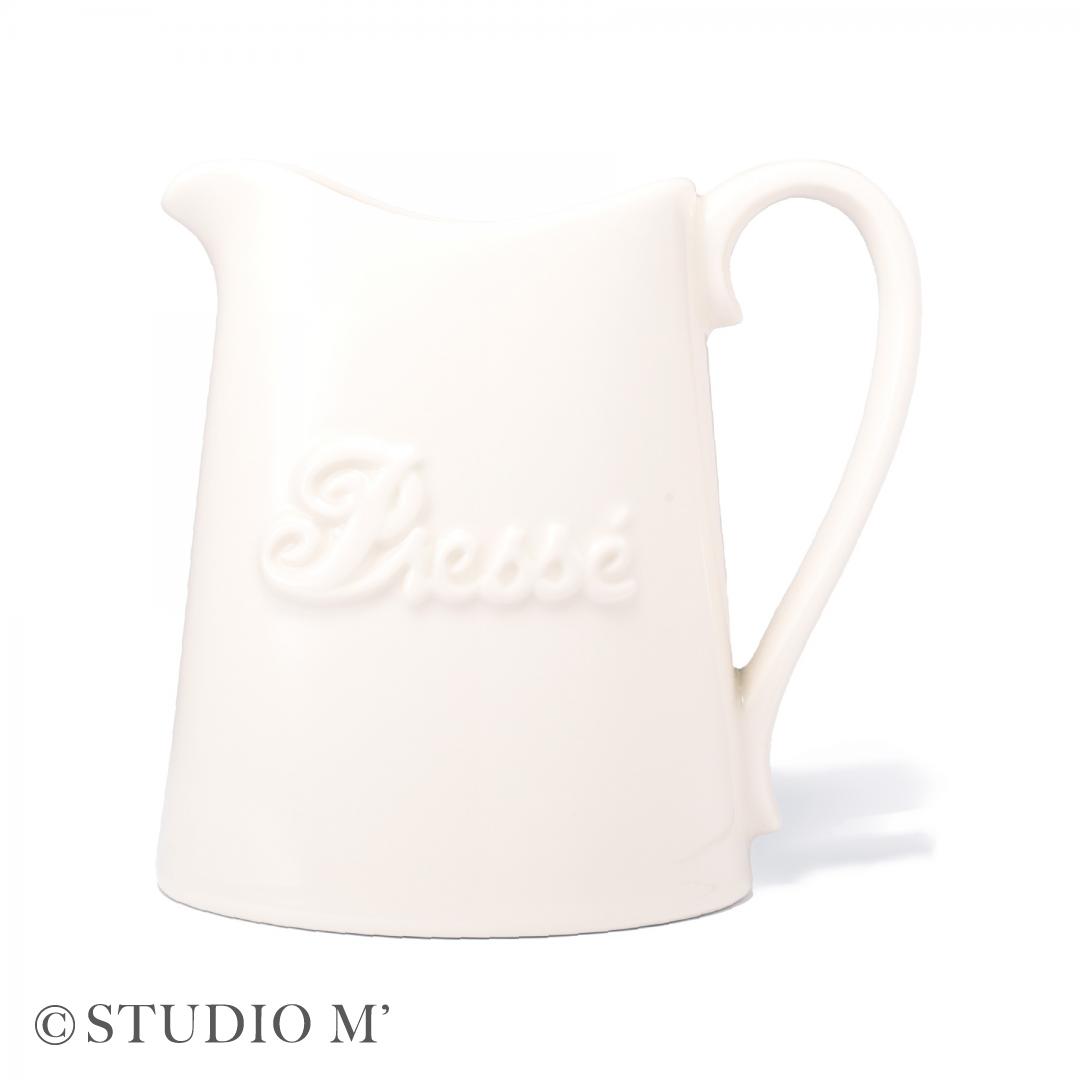 陶磁器の特性テーブルを美しく演出する、やさしいピッチャー。 クリームウエアシリーズは、 studio m'を代表するロングセラーシリーズ。 ぽってりとした厚みのあるフォルムと、 手書き文字をモチーフにした立体的なロゴ、 半磁器ならではの柔ら...