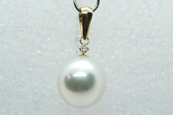 トップ部分サイズ約10mm K18 0.15g　ダイヤモンド 0.02ct 南洋パール(真珠)を使用したアクセサリです。 温暖で美しい海で育った南洋パールは比較的大きなサイズが主流ですが、生産量が限られるため、艶の良い高品質なものは希少とな...