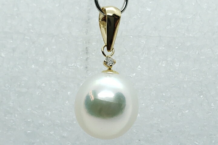 トップ部分サイズ約10mm K18 0.15g　ダイヤモンド 0.02ct 南洋パール(真珠)を使用したアクセサリです。 温暖で美しい海で育った南洋パールは比較的大きなサイズが主流ですが、生産量が限られるため、艶の良い高品質なものは希少とな...