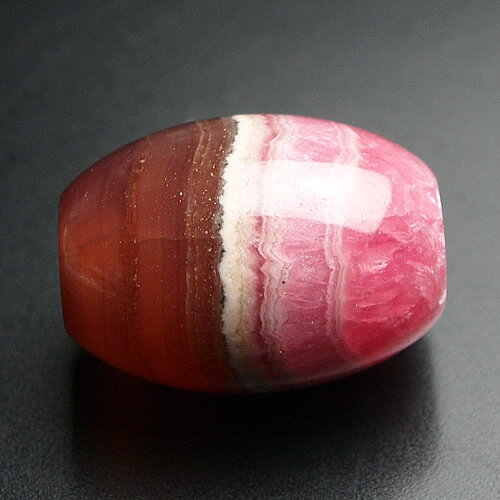 サイズ:1.9×1.4×1.4cm　穴径約2.5mm アルゼンチン産の天眼インカローズの粒売りビーズ(現品)販売をさせて頂きます。 ハーフとハーフで発色が違い一つの原石からこのような部位を綺麗にタンブルに加工し穴を開けましてビーズに加工して...