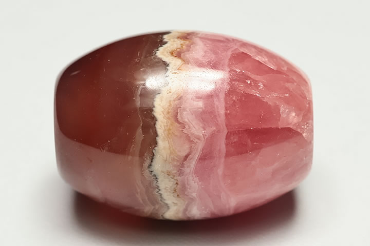 サイズ:2.0×1.5×1.5cm　穴径約2.5mm　 アルゼンチン産の天眼インカローズの粒売りビーズが10年ぶりに入荷いたしました。 明るいピンクとコーヒーブラウンのツートンカラーになっており、縞模様も美しい部位を加工しています。 品質の...