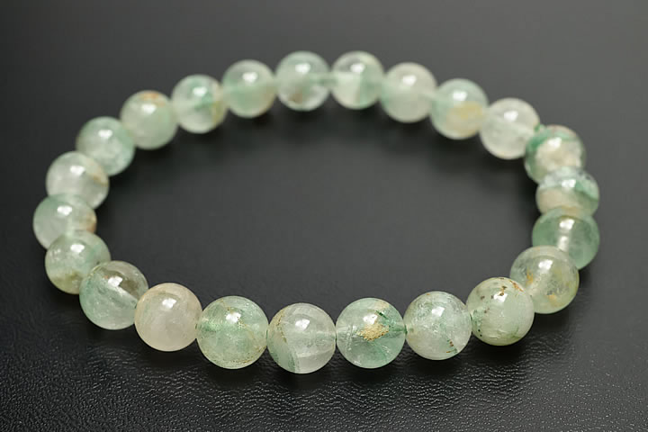 8mm玉×23個　手首周り約15.5cm　 これまで高品質のグリーンファントムブレスのみを扱っておりましたが、お客様からのご要望もありお買い得なグレードのものを手に入れました。透明度は若干落ちますが、グリーンのファントムはしっかり入っており...