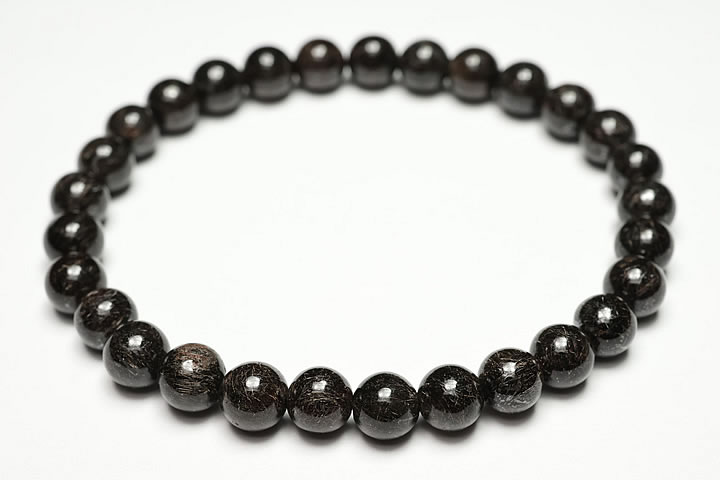 約6.5mm×29玉　手首周り 約16.0cm　 リアルブラックルチルお手頃な小玉ブレスレットが入荷致しました。 ルチルがびっしりと入っています。 真っ黒に見える針ですがシルバーやブラウンの光沢を持っており、光が当たるとキラキラと輝きます。...