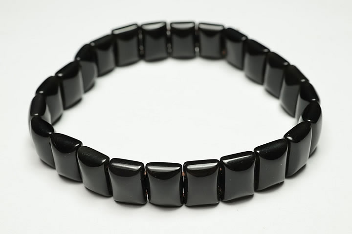 パーツサイズ：10×7×5mm　手首周り約15.5cm オブシディアンのスクエア型パーツのバングルブレスレットです。 強い光を当てるとわずかにレインボーが出るパーツも若干ございます。 現品限りのお品です。　